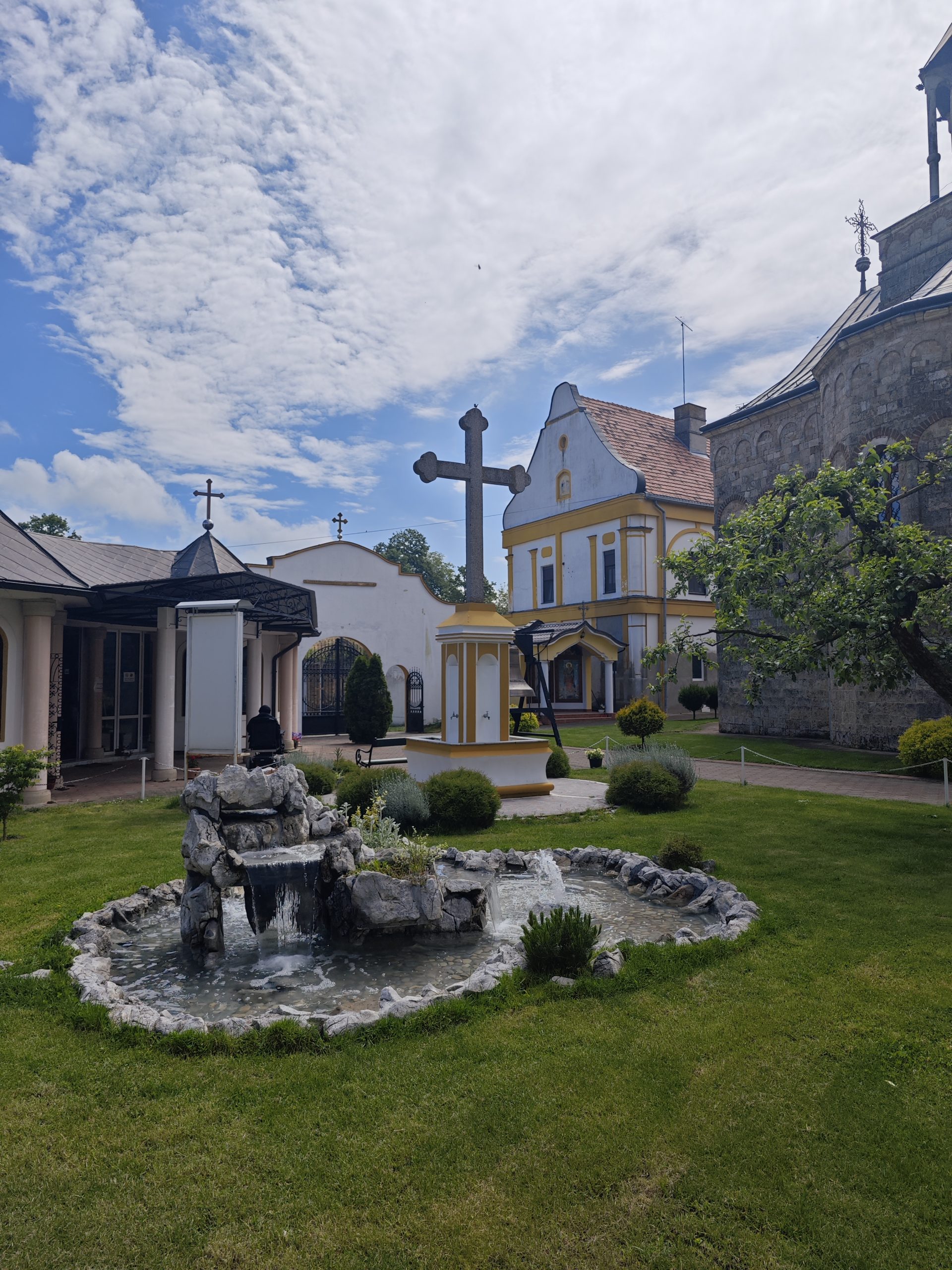 Najstariji i najlepši dragulj Fruške Gore: Manastir Privina Glava ...